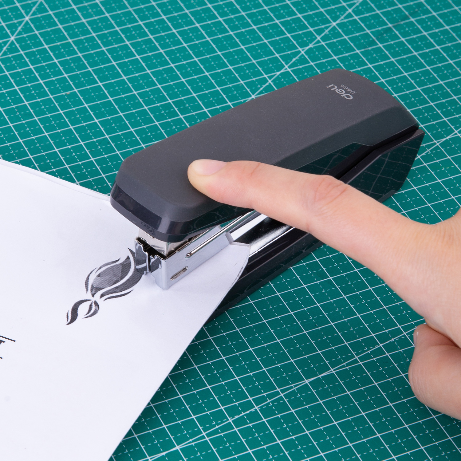 Deli E0464 Stapler with Metal Pull Bar - Stationery Store